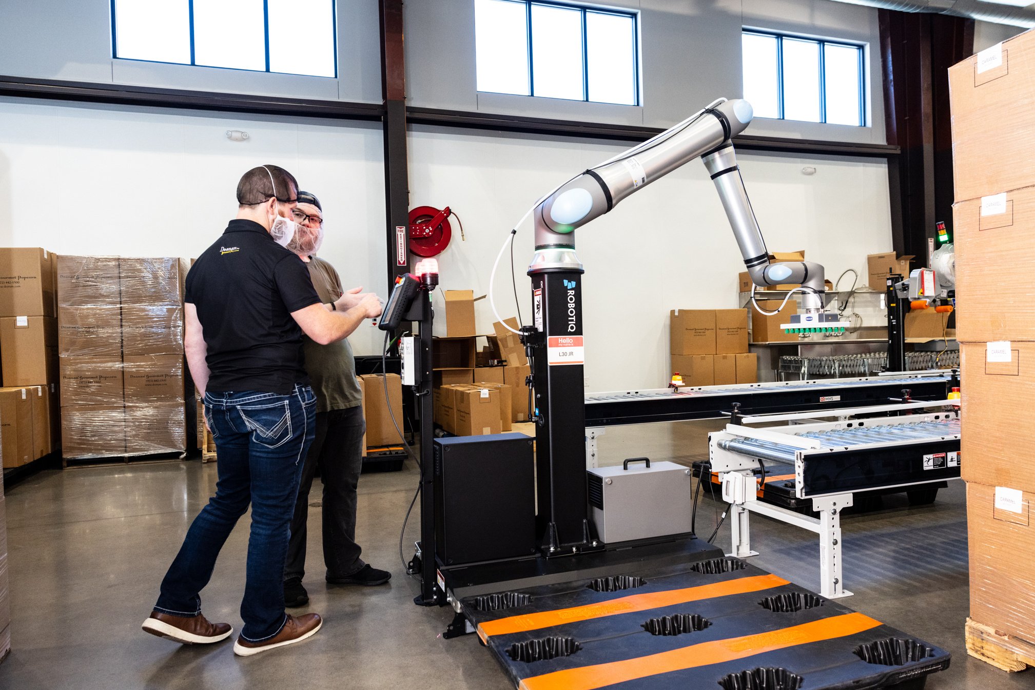 Family-owned Deanan Popcorn scales up operations with Robotiq Palletizing Solution